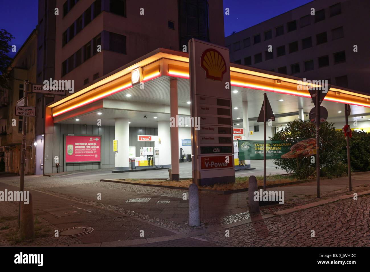 Berlin, Germany. 11th July, 2022. A Shell gas station in Prenzlauer ...