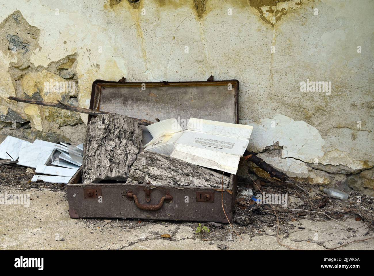 Vintage suitcase filled with rubbish Stock Photo - Alamy