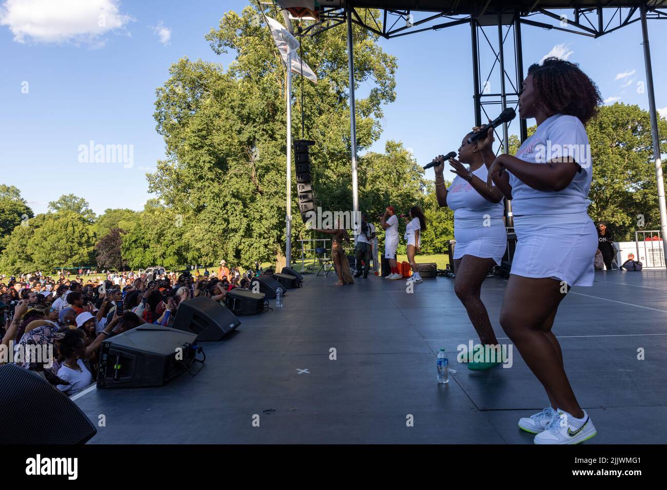 Female backing vocalist hi-res stock photography and images - Alamy