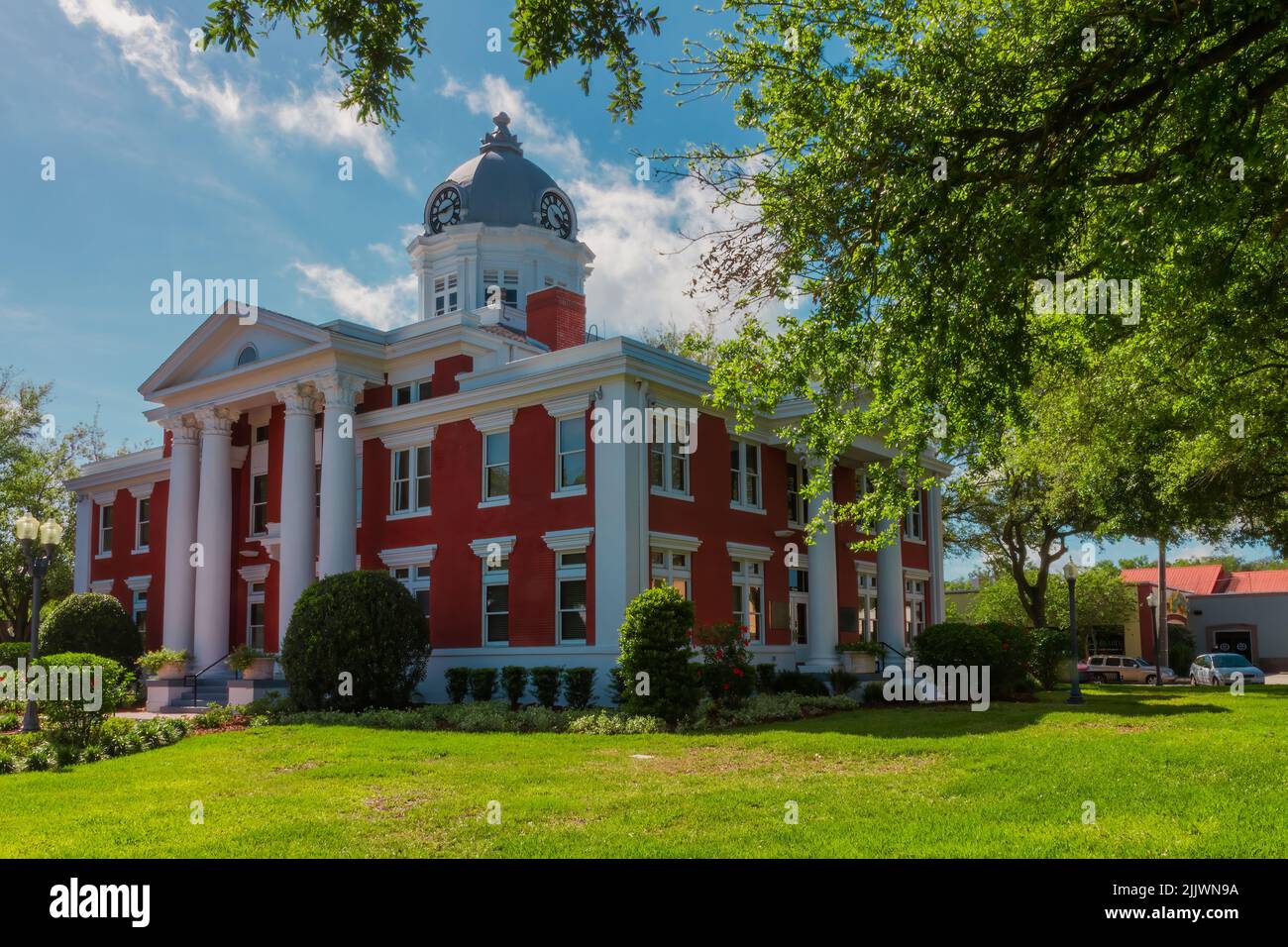 White courthouse hi-res stock photography and images - Alamy