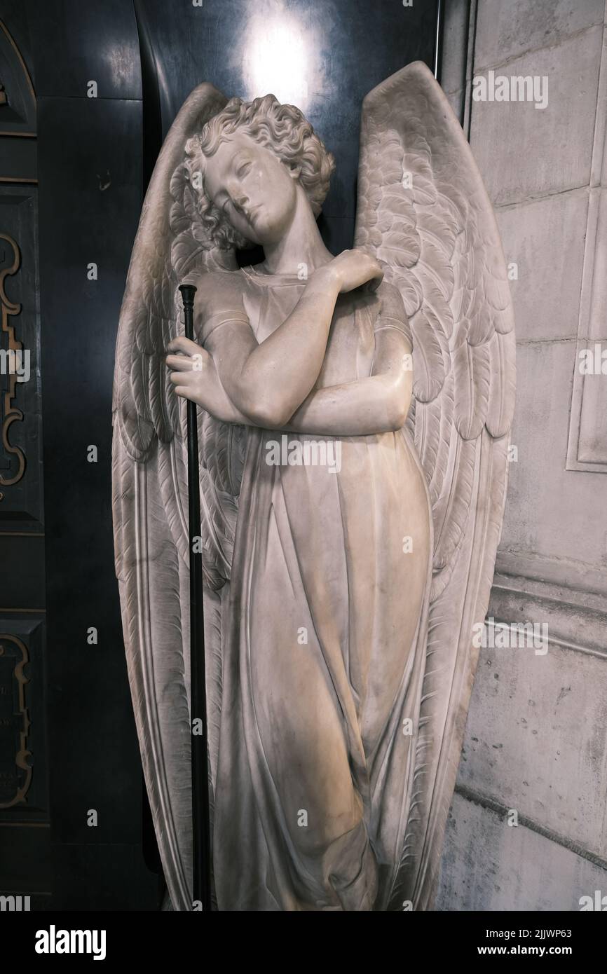 London angel st pauls statue hi-res stock photography and images - Alamy