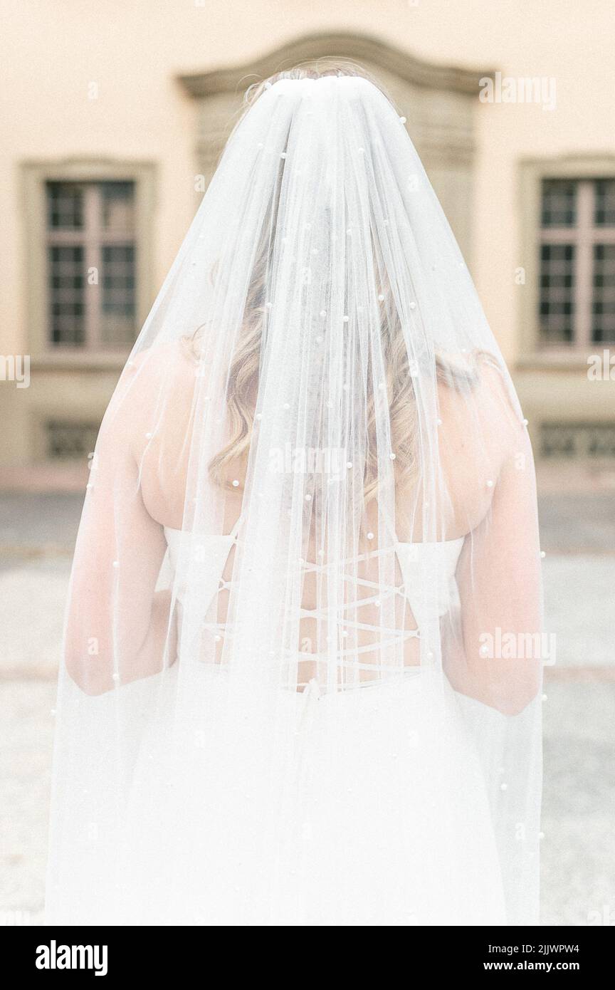 Vertical behind shot bride hi-res stock photography and images - Alamy