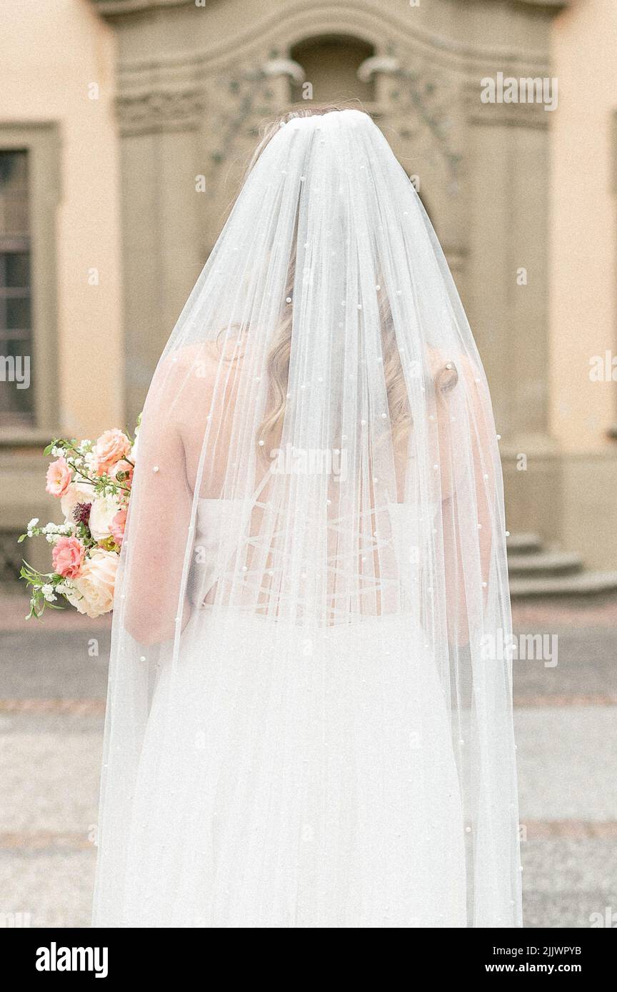 Vertical behind shot bride hi-res stock photography and images - Alamy