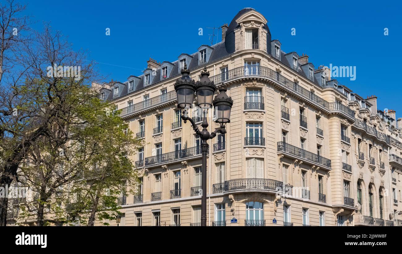 Paris, typical facade and windows, beautiful building rue Reaumur Stock ...