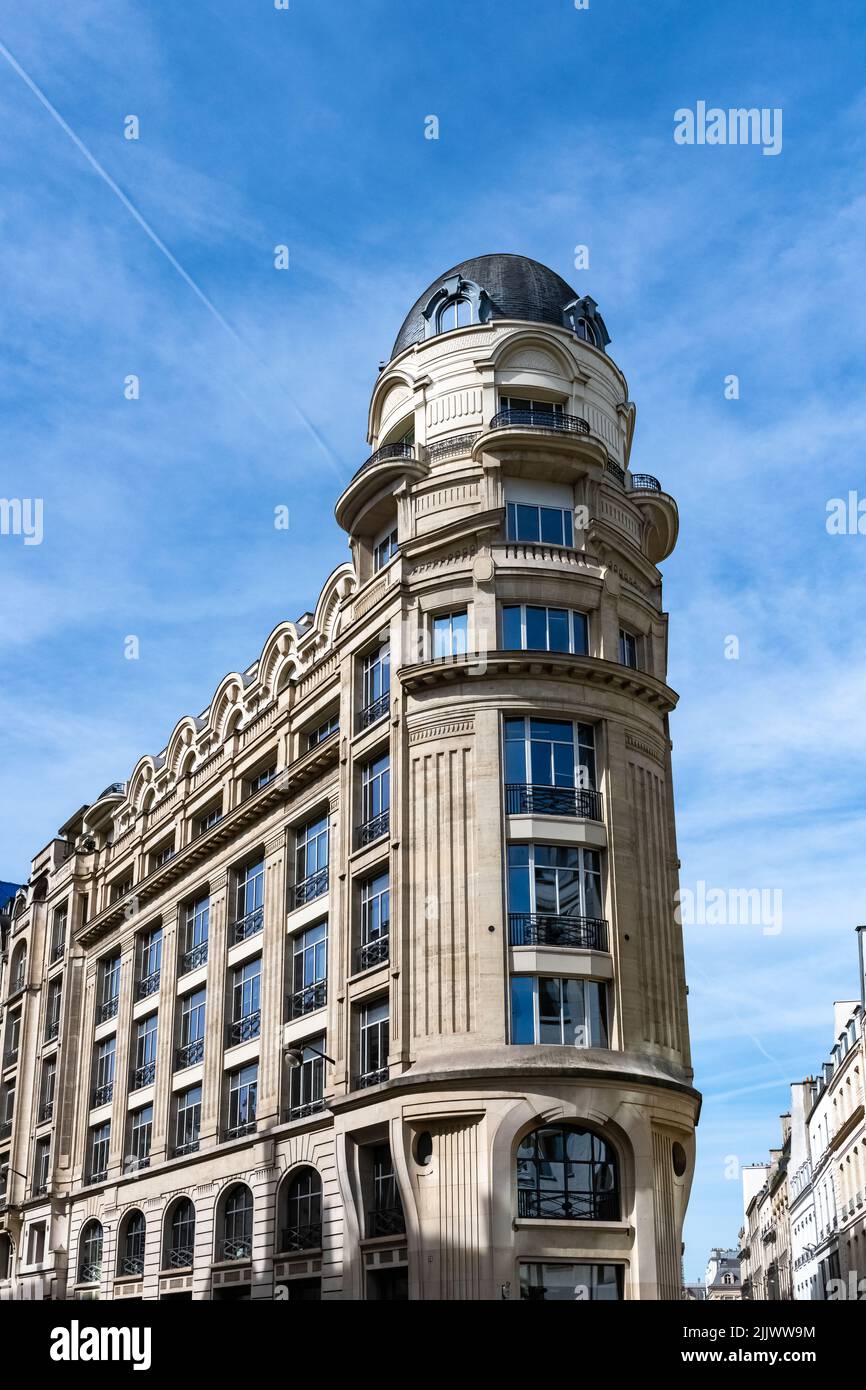 Paris, typical facade and windows, beautiful building rue Reaumur Stock ...