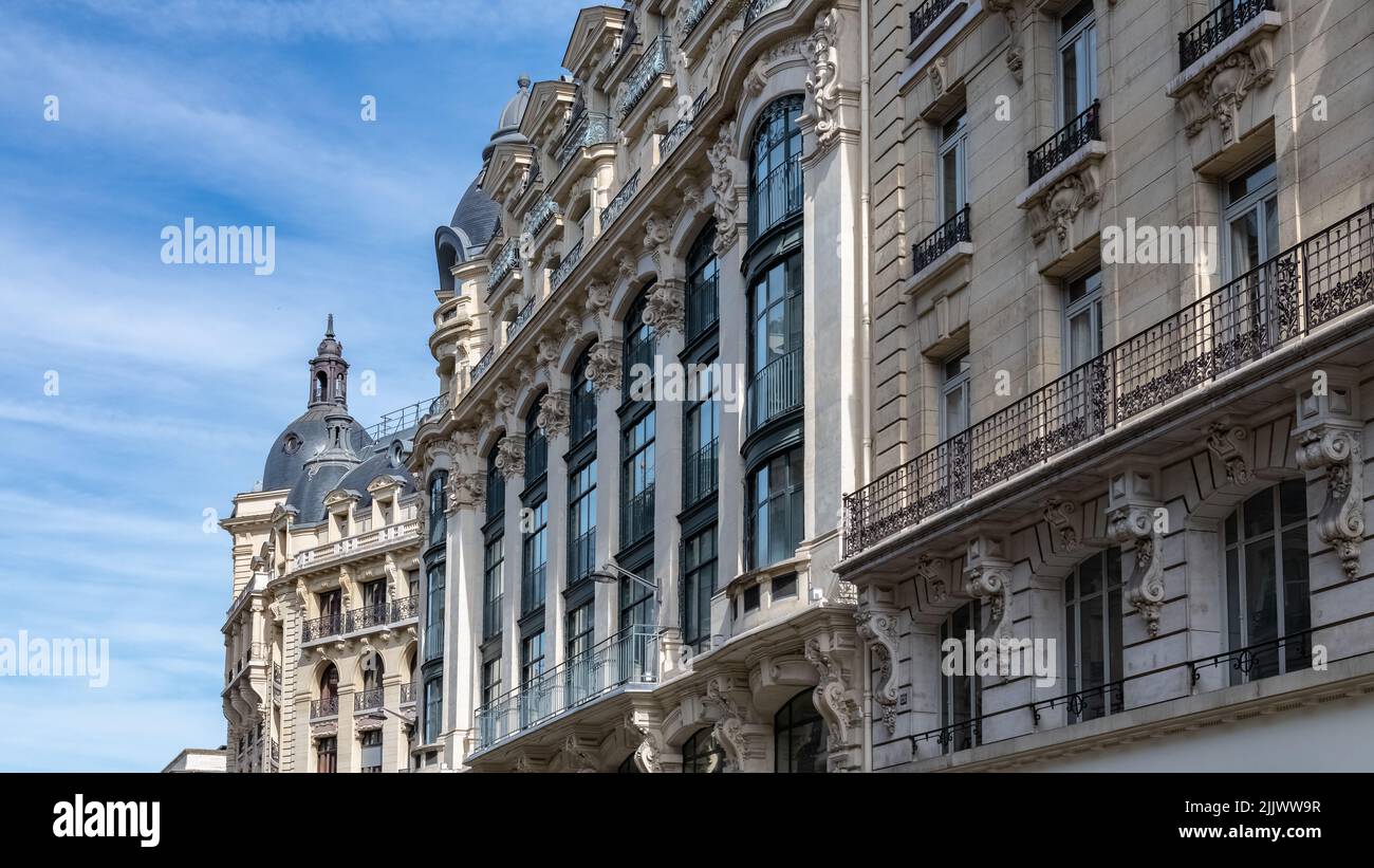 Paris, typical facade and windows, beautiful building rue Reaumur Stock ...