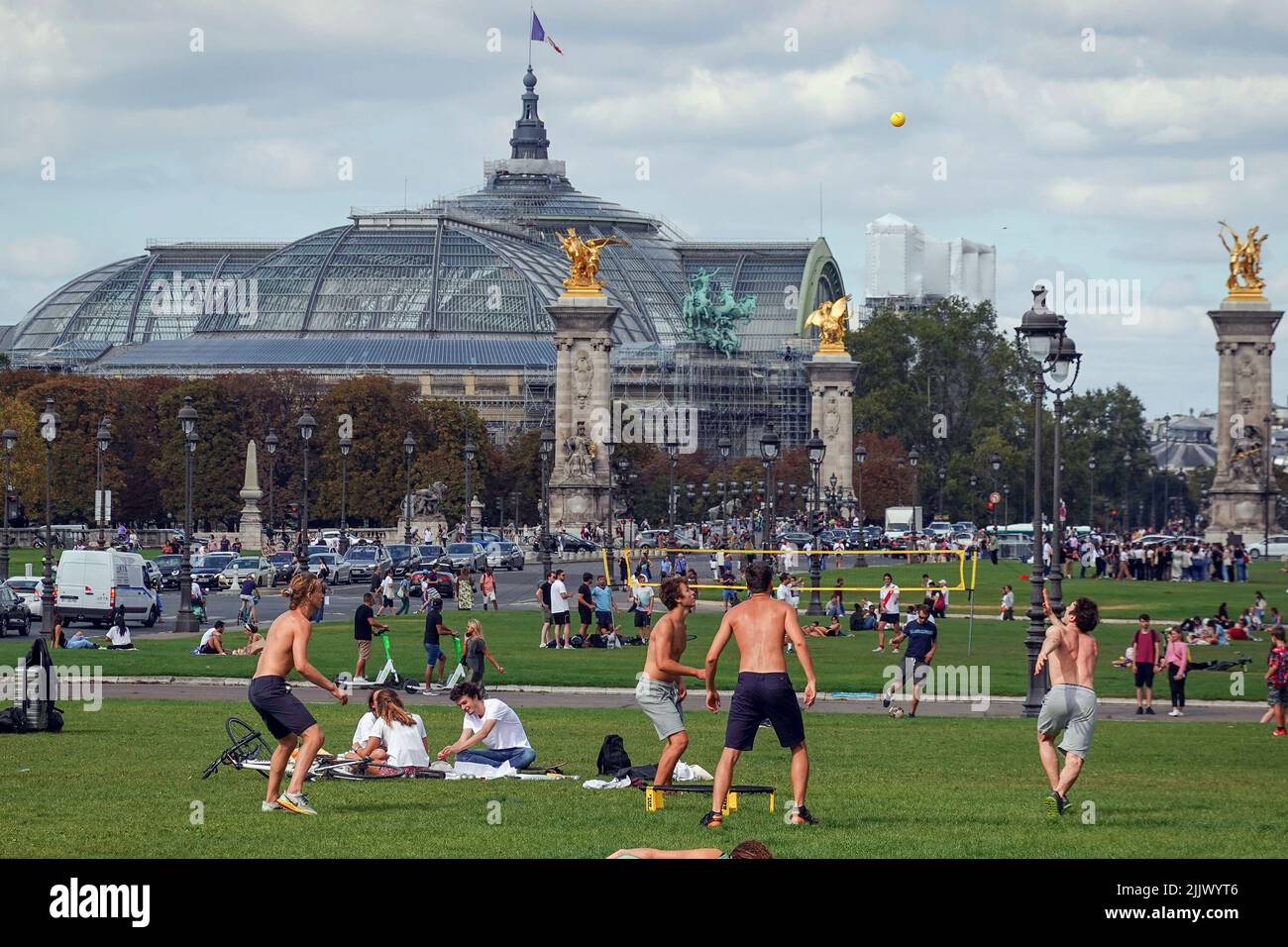 France, Paris,The gardens in front of Les Invalides and army museums ...