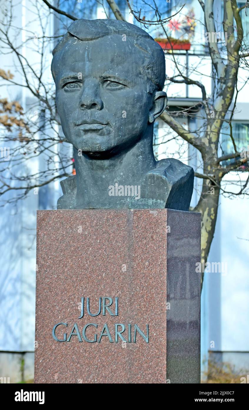 Statue astronaut hi-res stock photography and images - Alamy