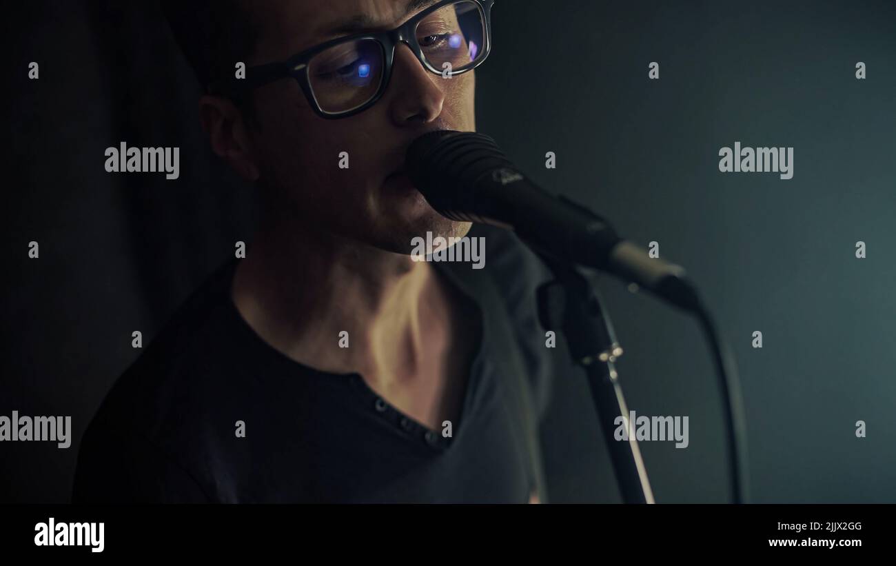 Before a microphone hi-res stock photography and images - Alamy