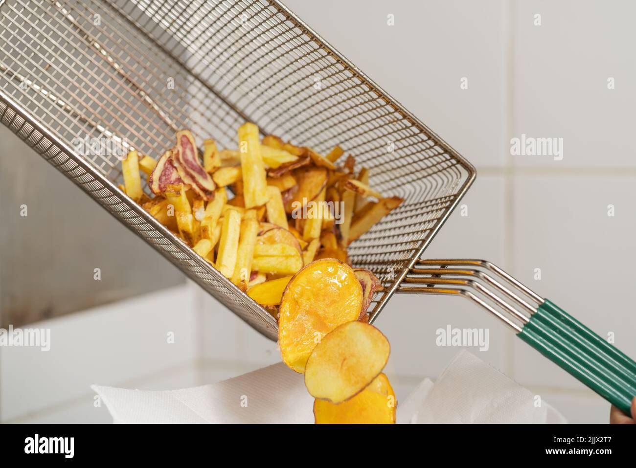 Fast food worker fries hi-res stock photography and images - Alamy