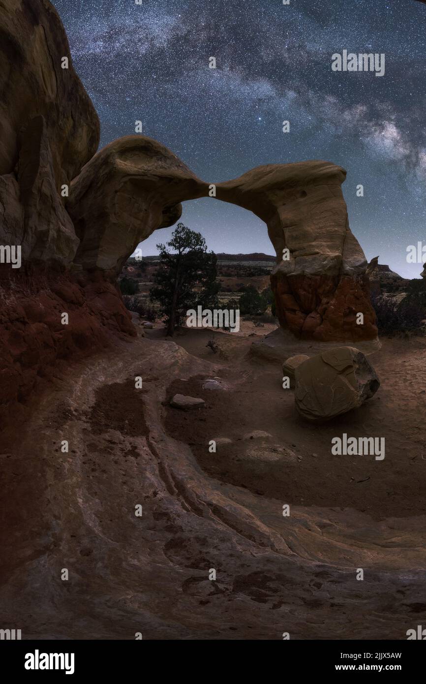 Beautiful rock formations on the Devils Garden trail in the Arches ...