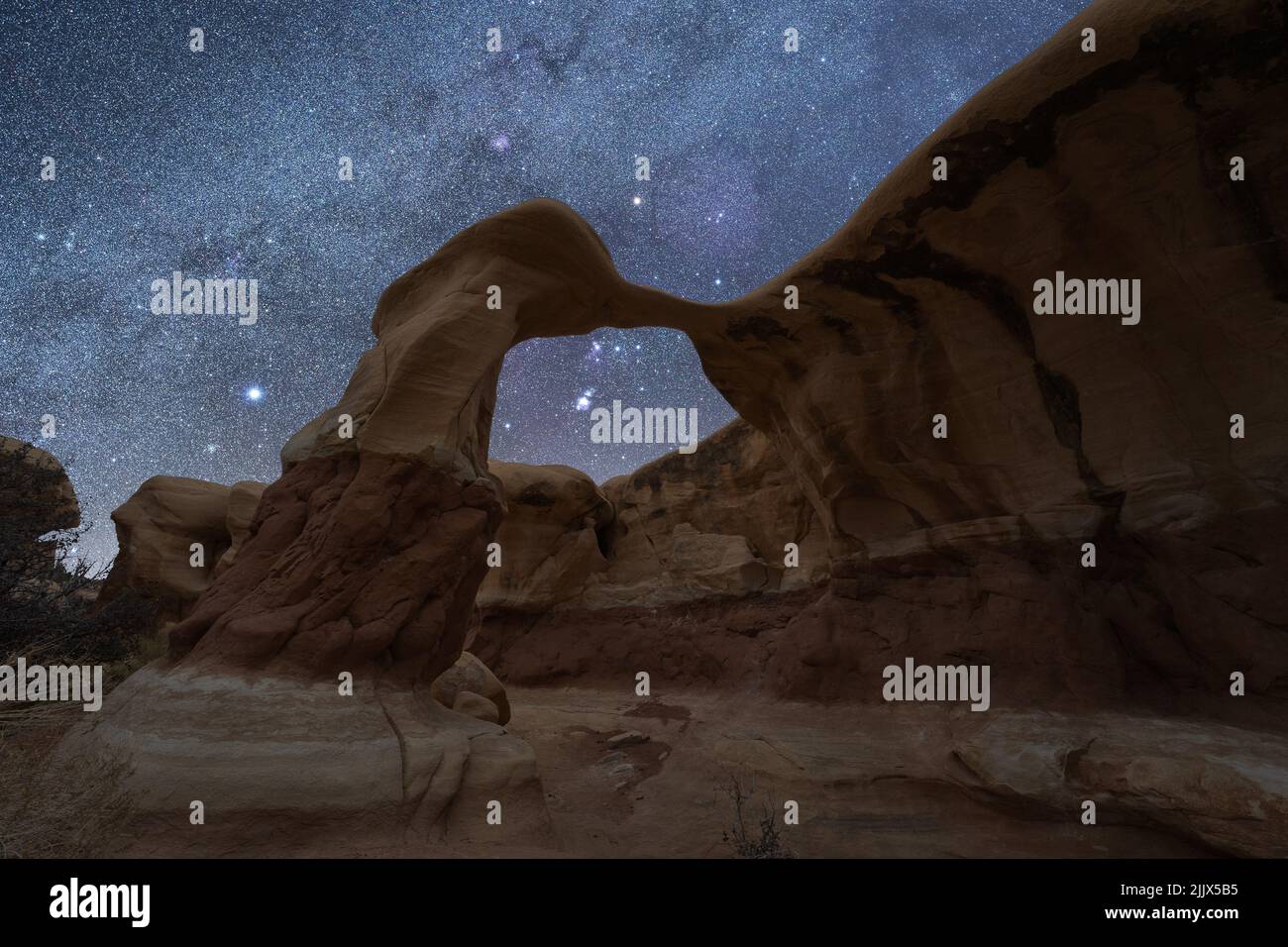 Beautiful rock formations on the Devils Garden trail in the Arches ...