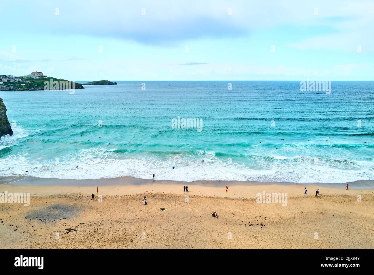 Tide out at the Great Western beach at Newquay, Cornwall, England Stock ...