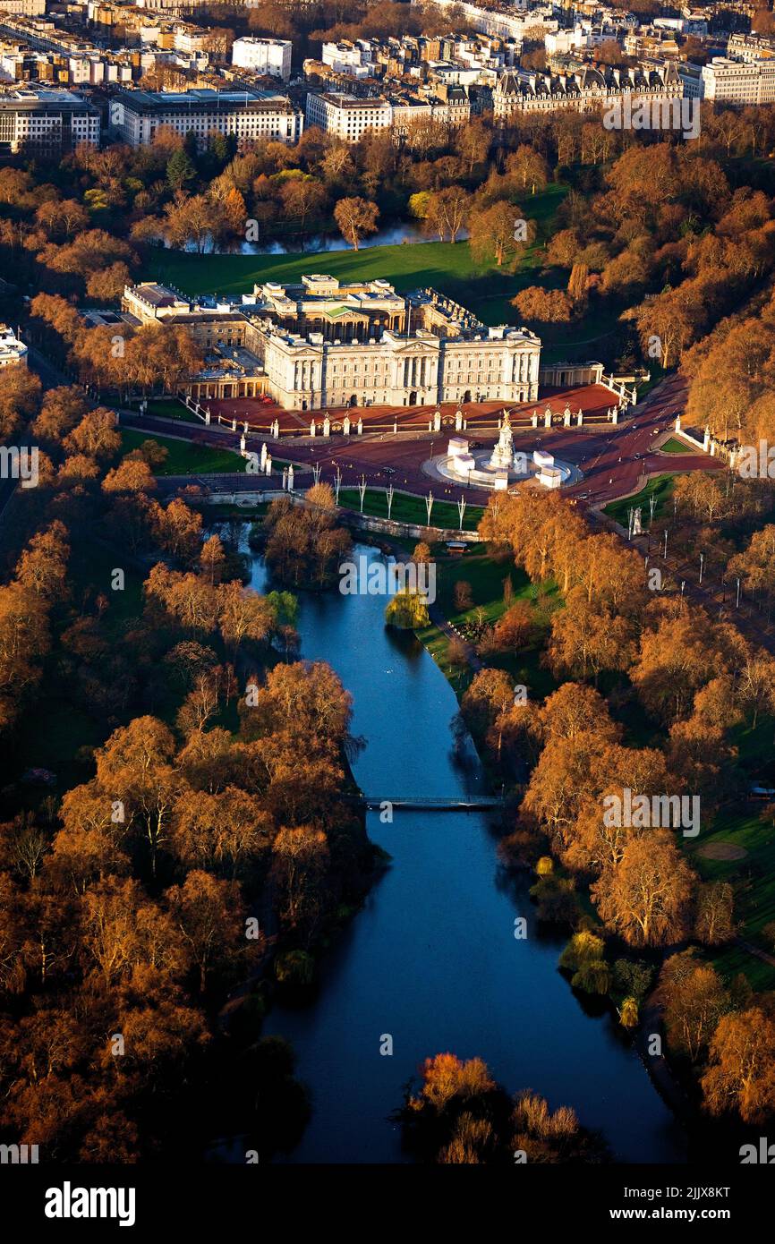 Buckingham palace aerial view hi-res stock photography and images - Alamy