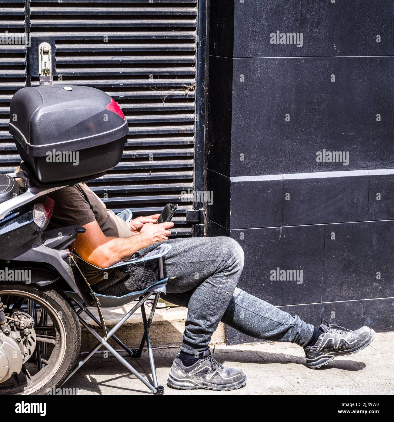 Headless workman hi-res stock photography and images - Alamy