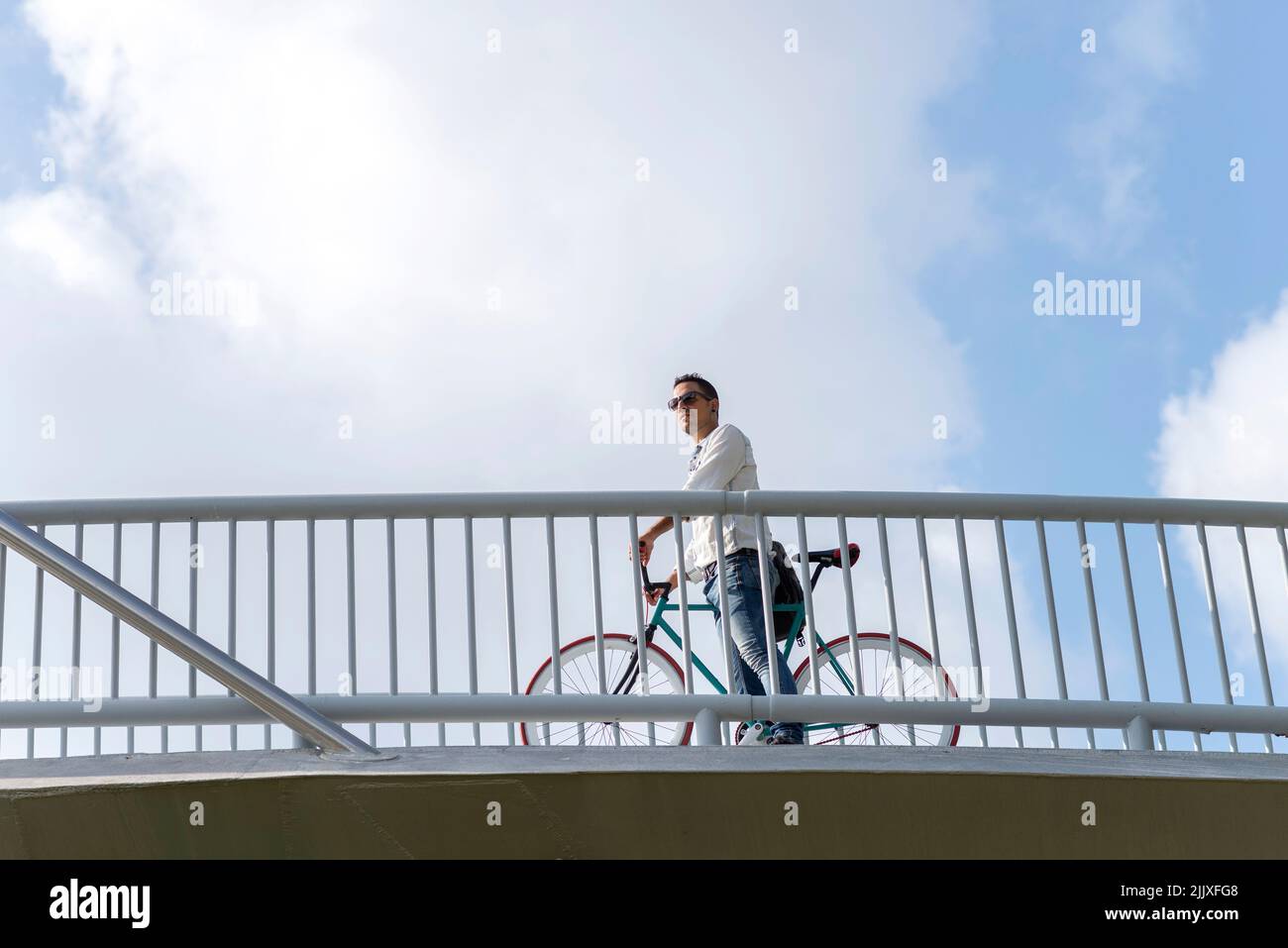Riding fixed wheel hi-res stock photography and images - Alamy