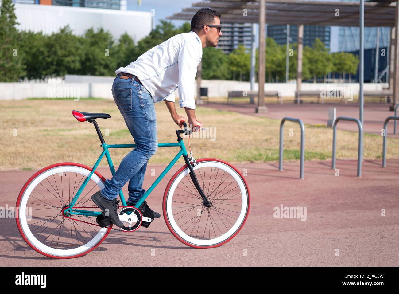 Riding fixed wheel hi-res stock photography and images - Alamy
