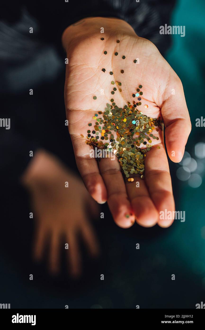 palm of hand holding gold glitter sparkle Stock Photo - Alamy
