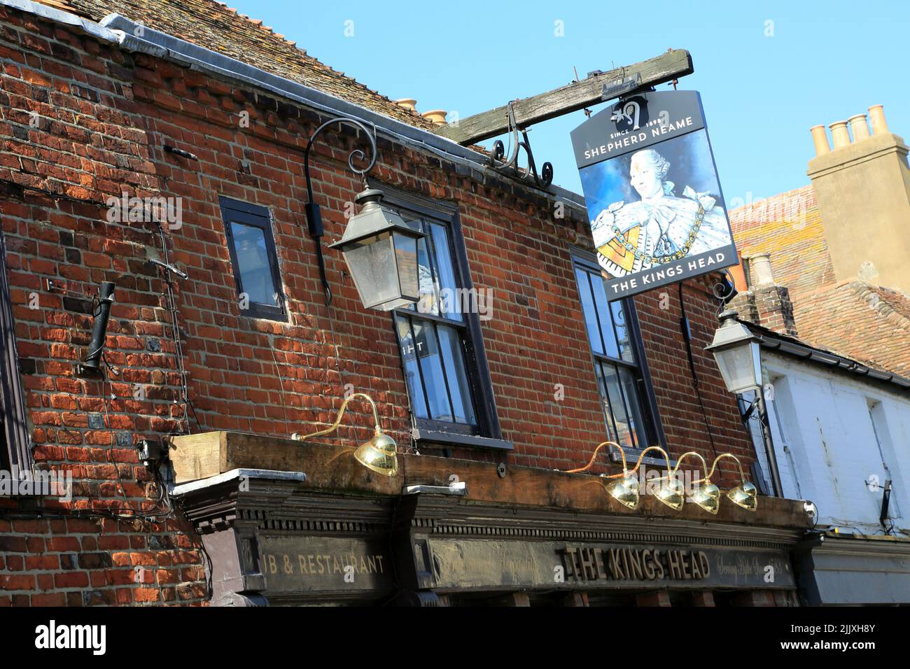 The Kings Head pub, High Street, Hythe, Kent, England, United Kingdom ...