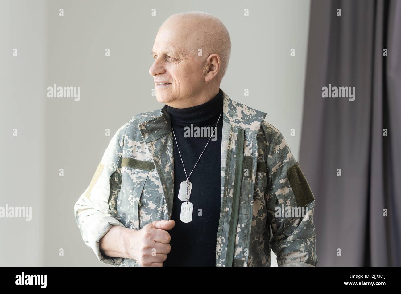 Veteran soldier in military uniform Stock Photo - Alamy