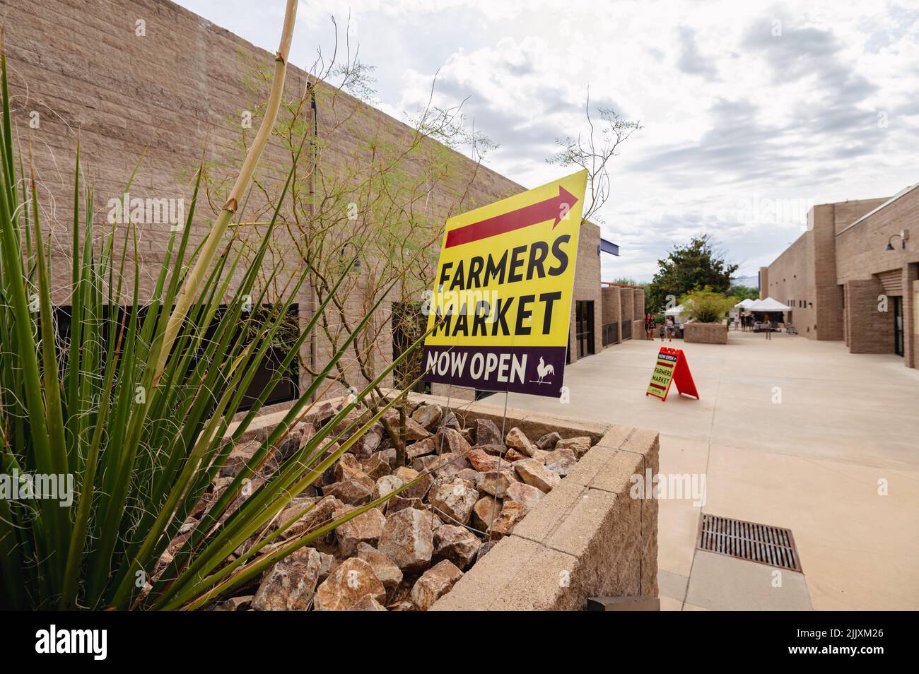 Farmers market now open sign Stock Photo - Alamy