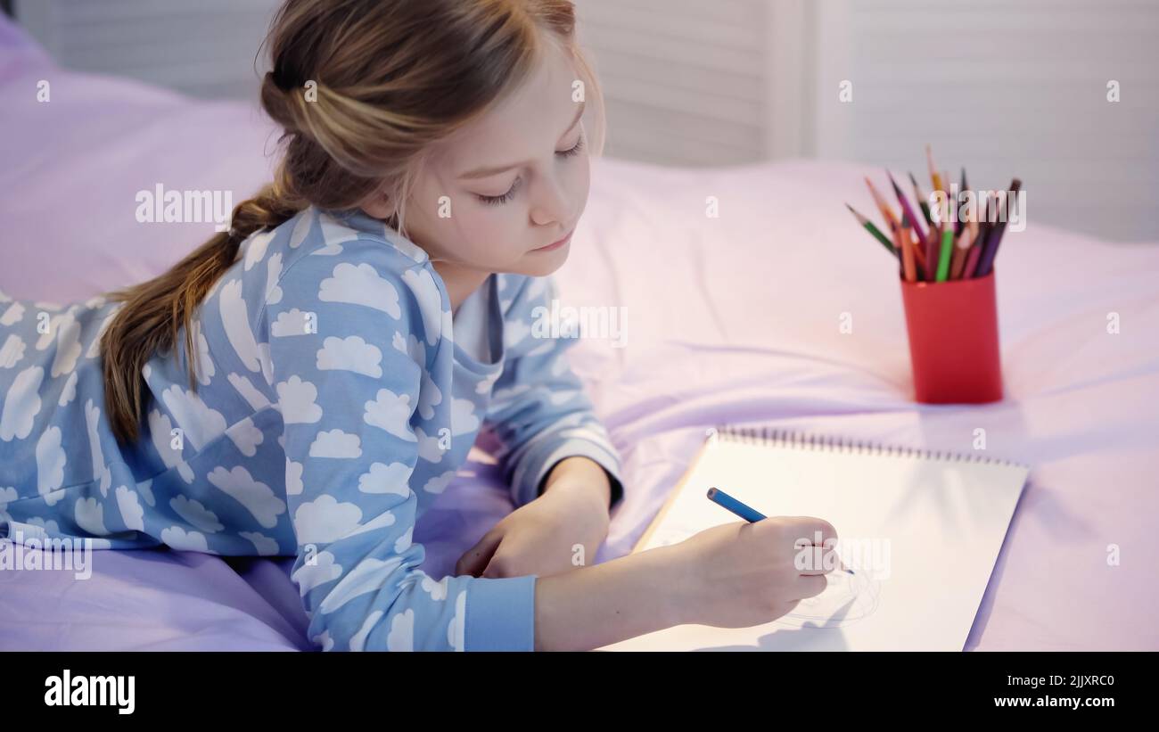 Preteen girl drawing hi-res stock photography and images - Alamy