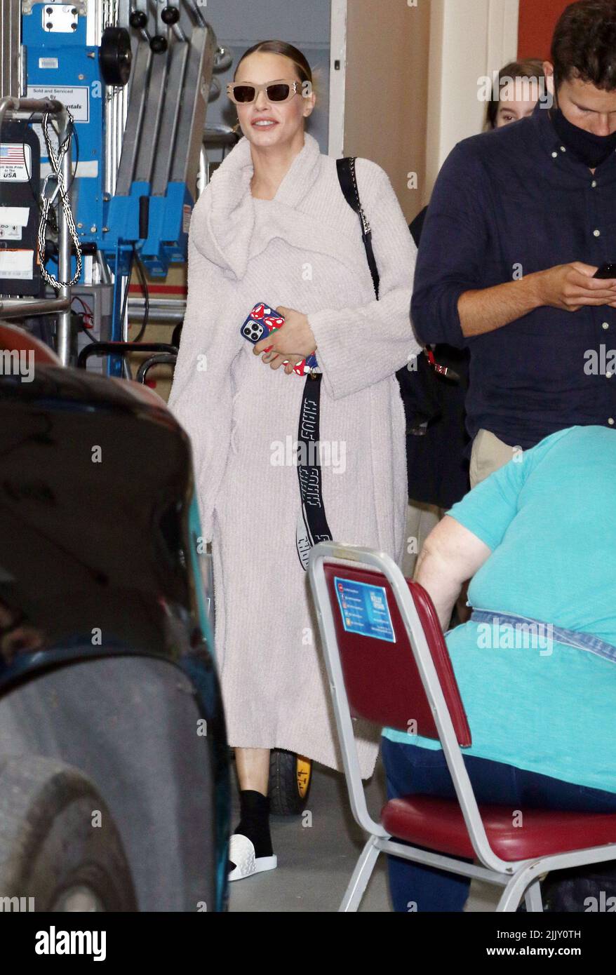Cara Delevingne on Live With Kelly And Ryan -PICTURED: Cara Delevingne ...