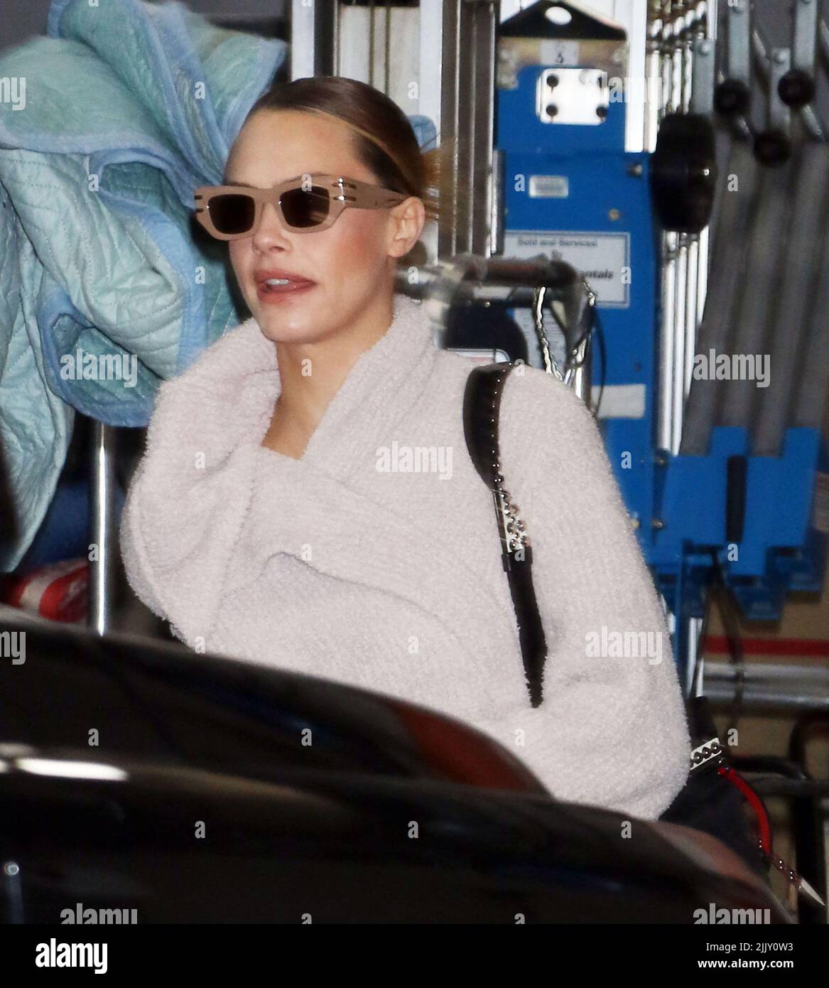 Cara Delevingne on Live With Kelly And Ryan -PICTURED: Cara Delevingne ...