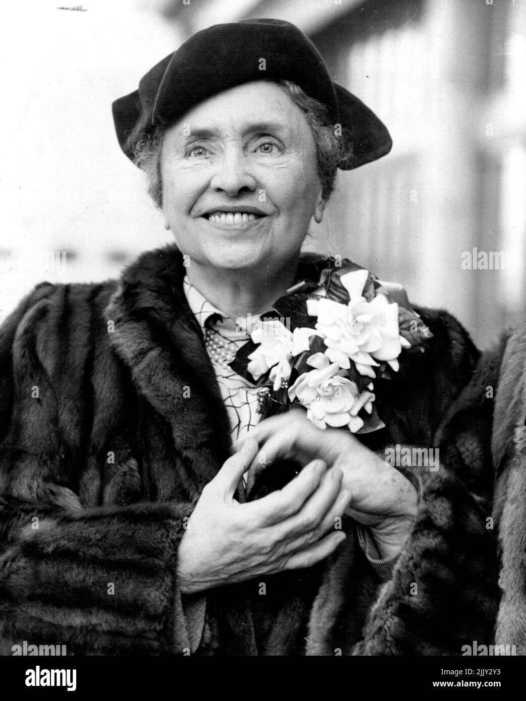 The Hands Tell The Story - She cannot see, she cannot hear, she cannot ...