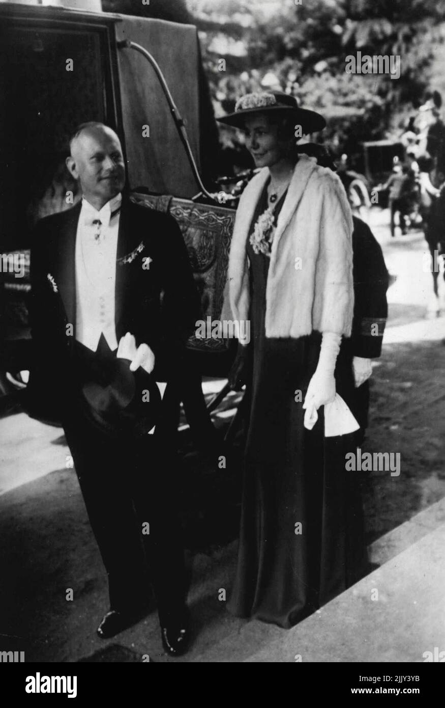 U.B. shows the new German ambassador in Tokyo, Major General Ott with ...