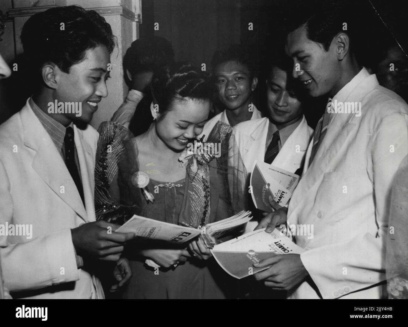 Attractive Philipino society girl sells programmes at 1 peso each ...