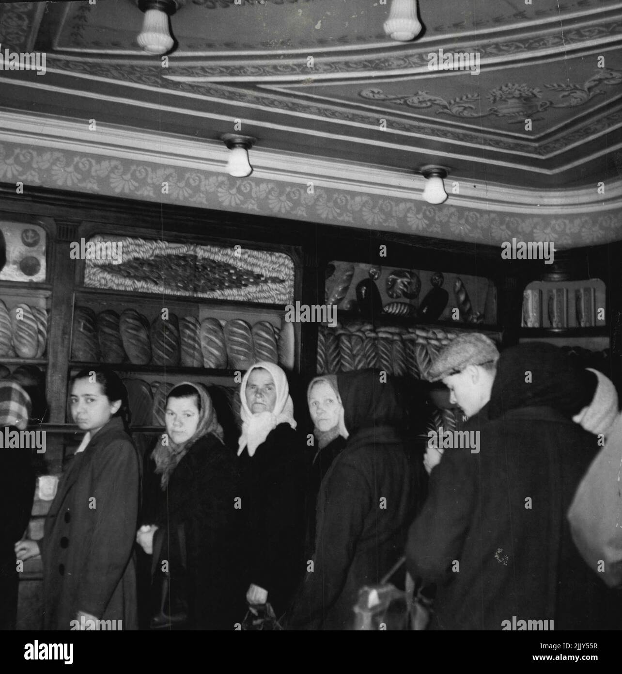 Queue for foodstuffs in moscow hi-res stock photography and images - Alamy