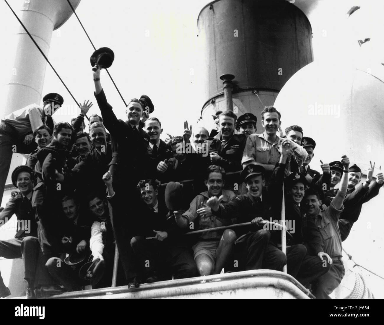 Troops returning to Sydney onboard the Aquitania. (POWs). December 1 ...
