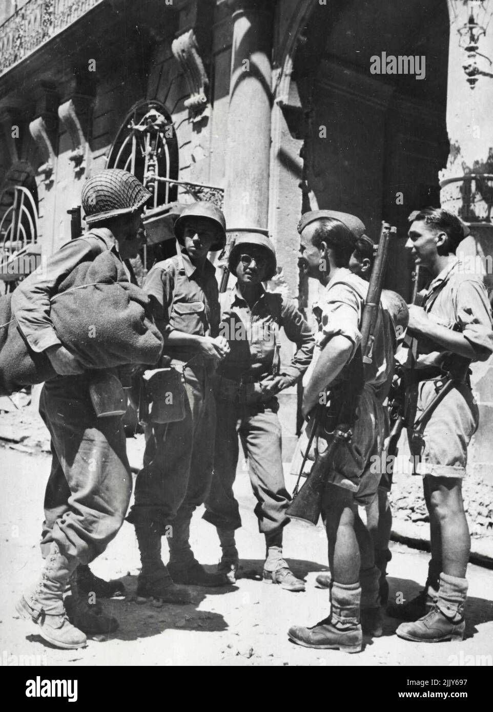 Wwii american soldiers group photo hi-res stock photography and images ...