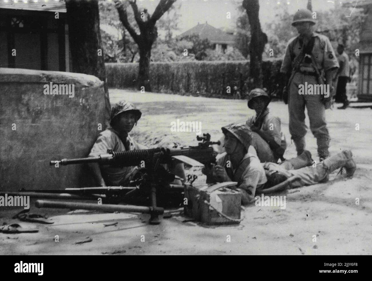 Fighting In Bangkok: Marines with their "woodpecker" machine gun ready ...