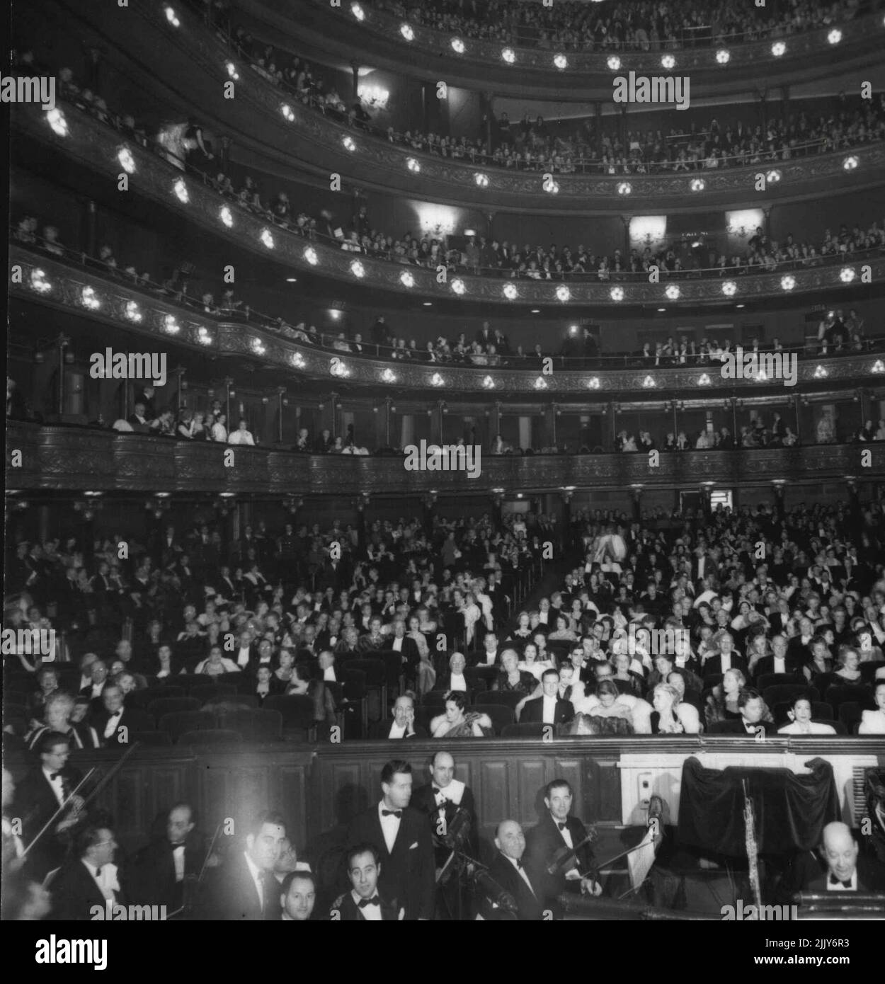 Met opera new york crowd hi-res stock photography and images - Alamy