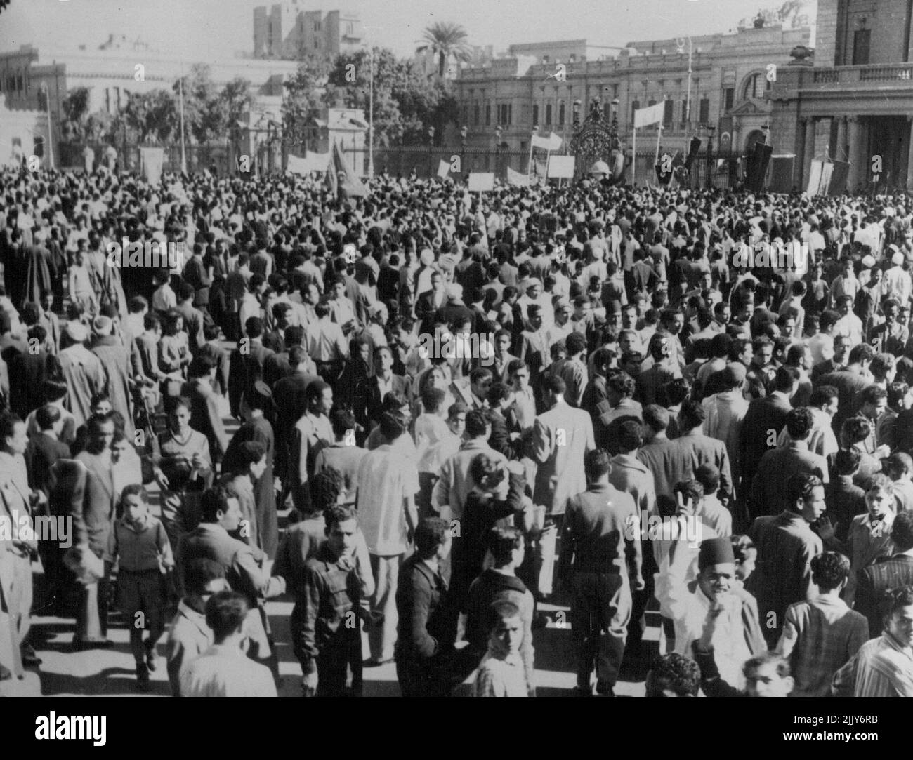 Mossadeq in Cairo - The thousands of Egyptians who gathered outside ...