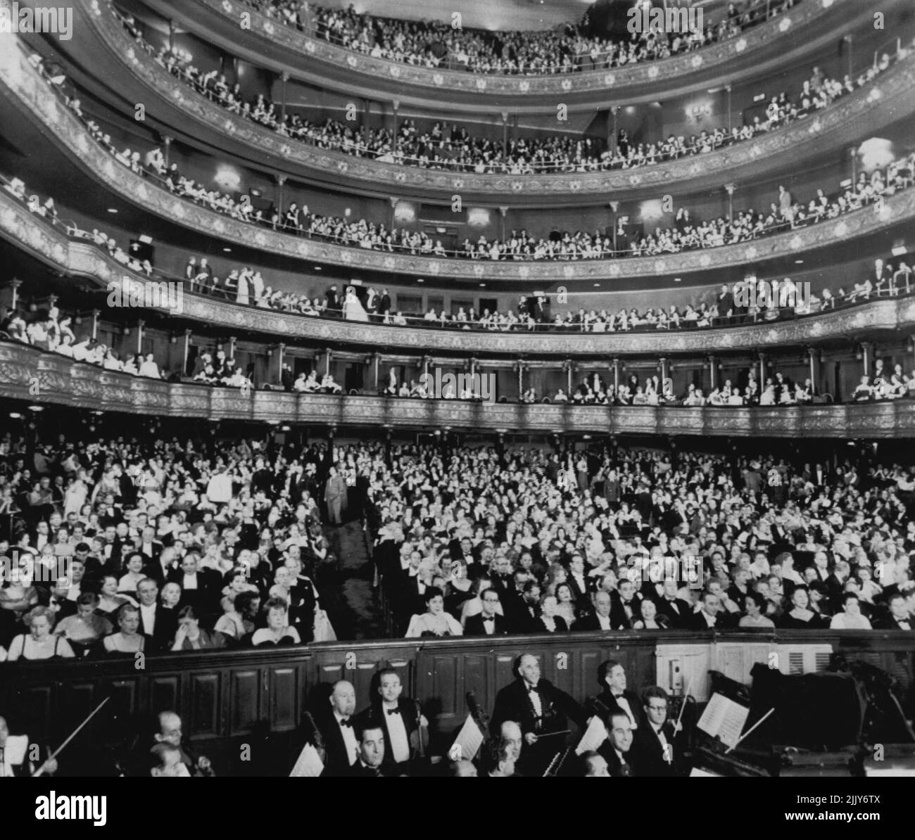 Old metropolitan opera house new york hi-res stock photography and ...