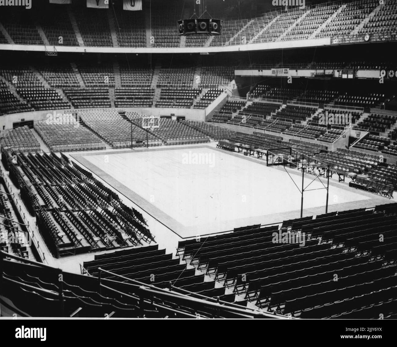 Empty Garden - There were plenty of seats but no customers at the ...