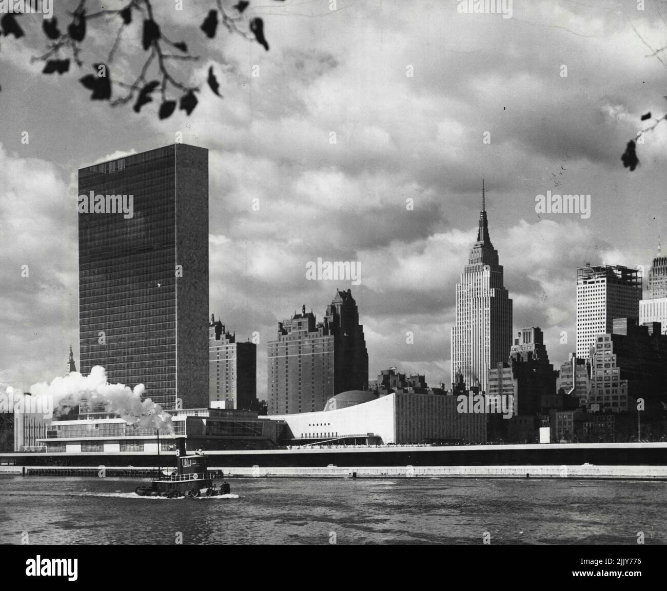 The Headquarters of the United Nations and New York's mid-Manhattan ...