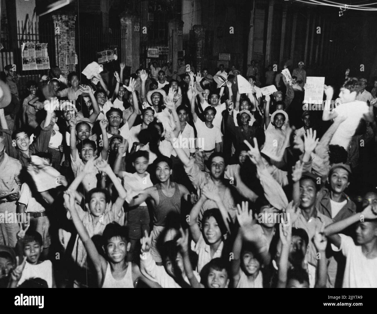 Manila Pre-Victory Crowd -- Downtown Manila resembled a New York’s eve ...