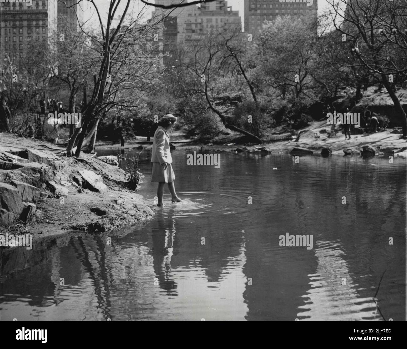 Manhattan's 'Country' Place At the Central park duck pond, the candid ...