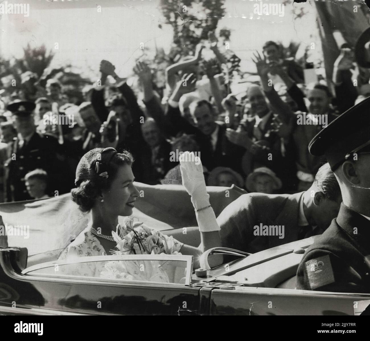 Freeman...Royal Tour Dubbo -- Excited exservicemen give Queen a wild ...