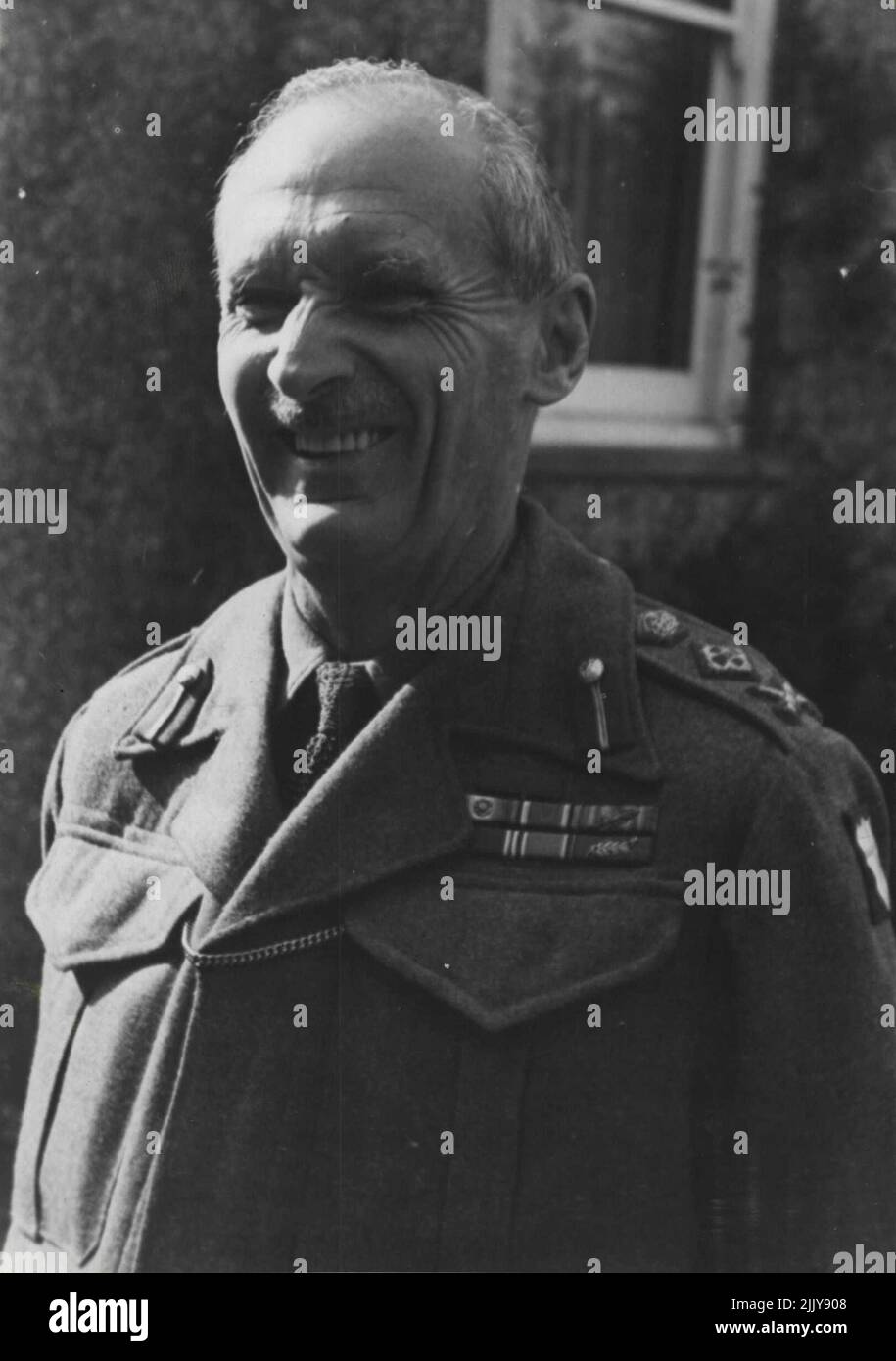 General Montgomery.....the picture they all wanted to take ...