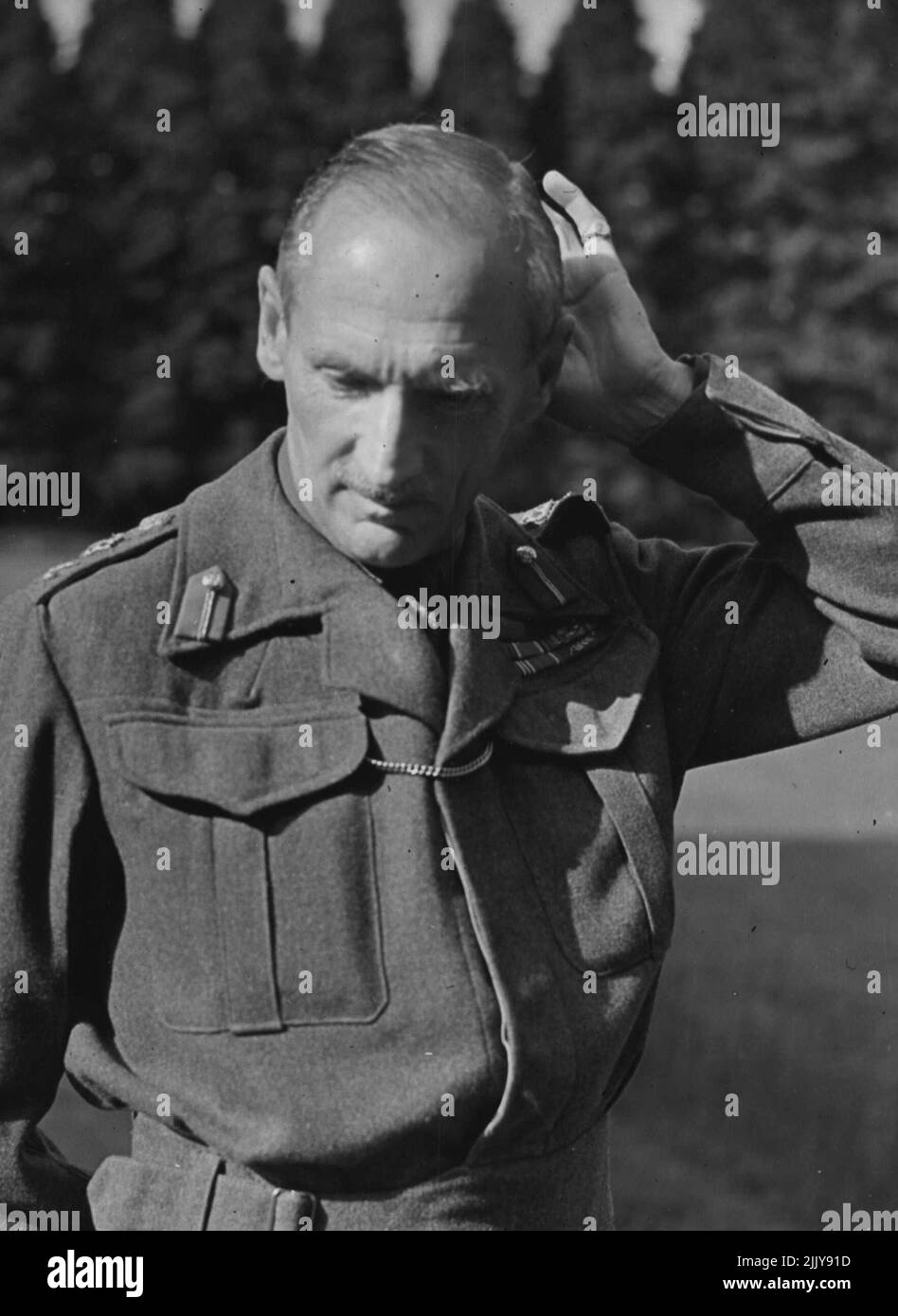 General bernard montgomery 1943 hi-res stock photography and images - Alamy