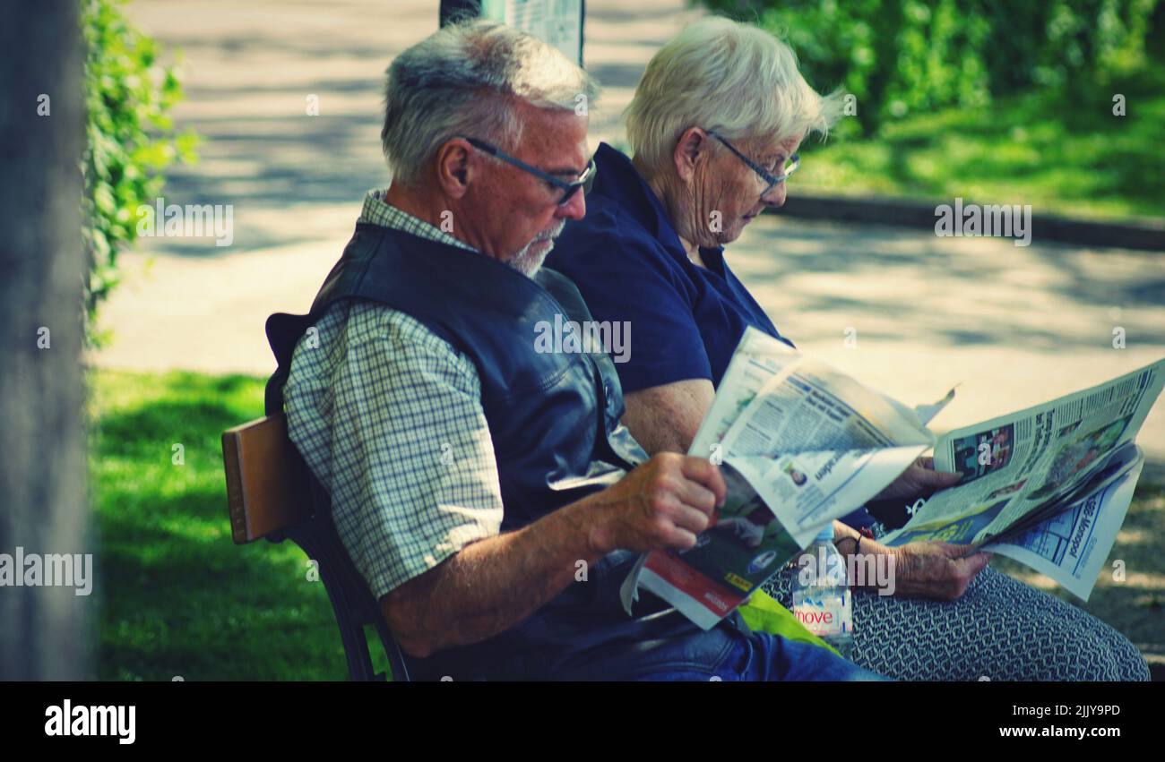 Senior couple newspaper hi-res stock photography and images - Alamy