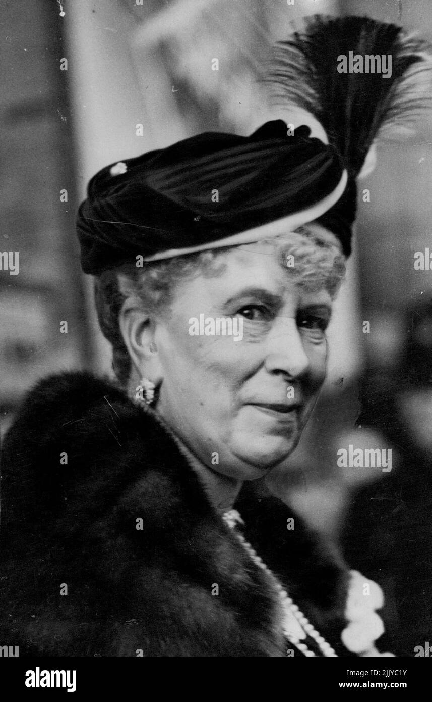 Queen Mary Attended Sale At ***** Hall -- Queen Mary leaving Kensington ...