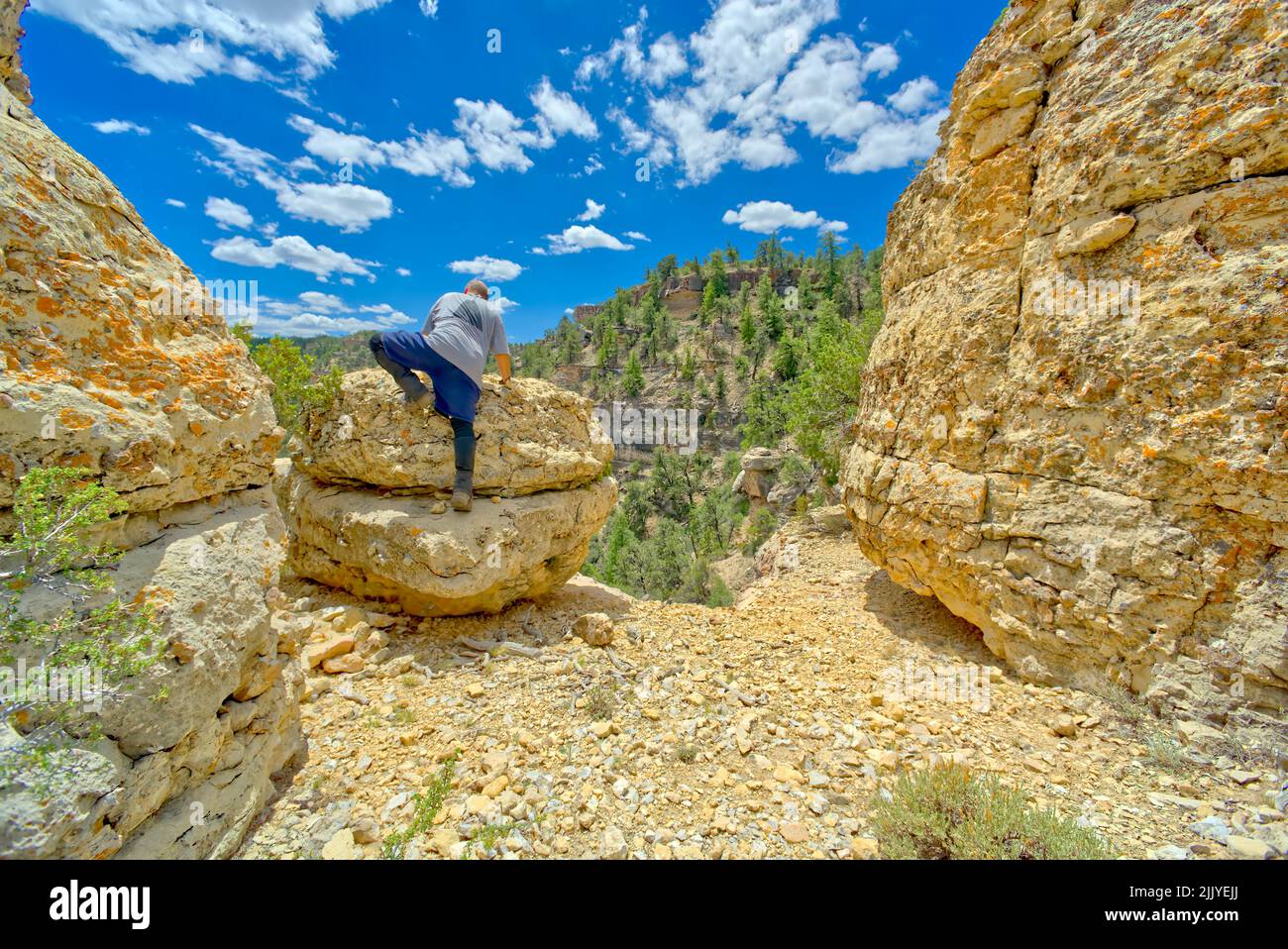 Boulder on edge cliff hi-res stock photography and images - Alamy