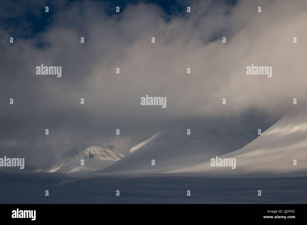 Snow covered mountains around Salka mountain hut on Kungsleden skiing ...