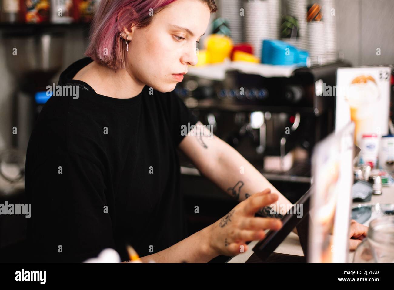 Checkout person hi-res stock photography and images - Alamy